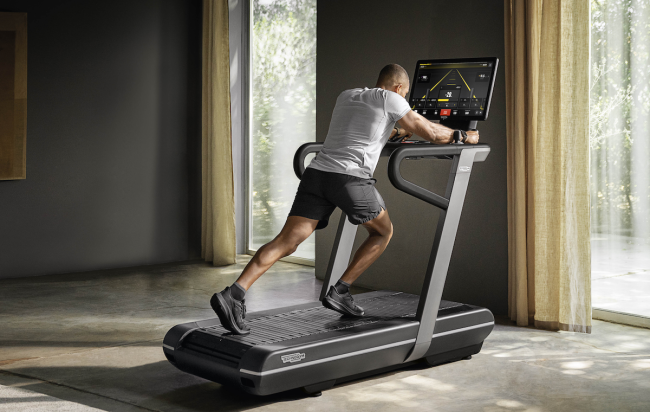 Technogym Run : on a testé le tapis de course le plus performant du ...